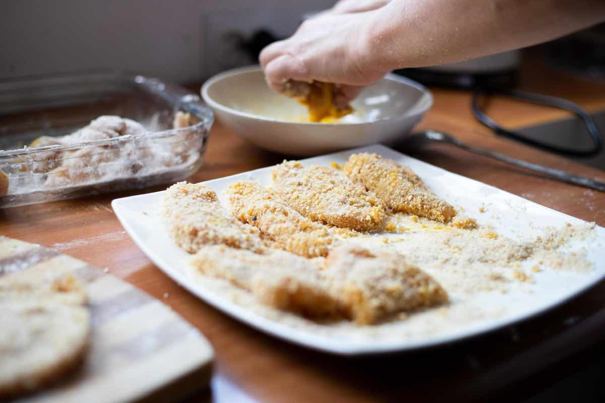 Cómo hacer filetes de pollo empanados y que queden jugosos - Recetuquis