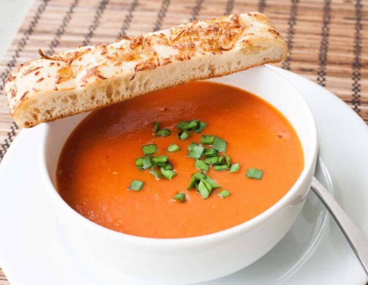 Sopa de tomate casera. Receta fácil y rápida para una comida o cena ...