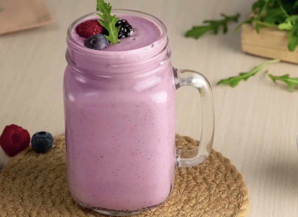 Batido saludable de frutos rojos. Receta fácil y rápida - Recetuquis