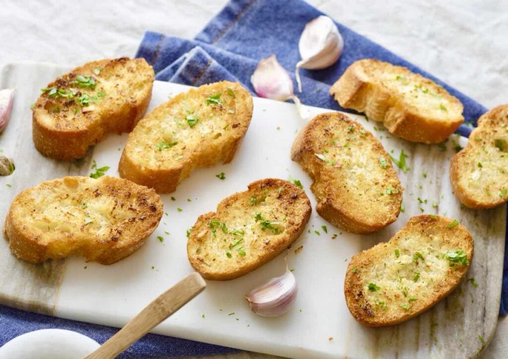 Pan de ajo en airfryer, receta fácil y rápida - Recetuquis