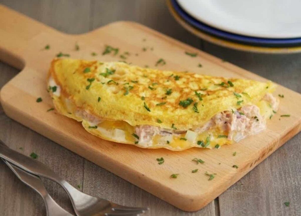Tortilla francesa rellena de atún, receta express para cenar con 2 ...